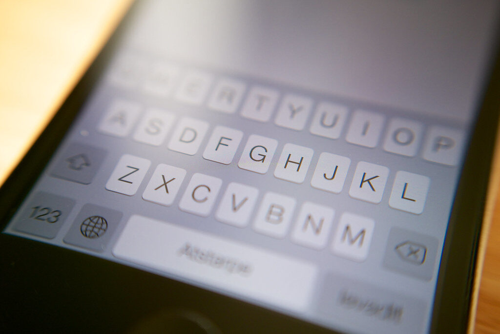 Why the iOS 26 Keyboard Is Broken: User Revolt
